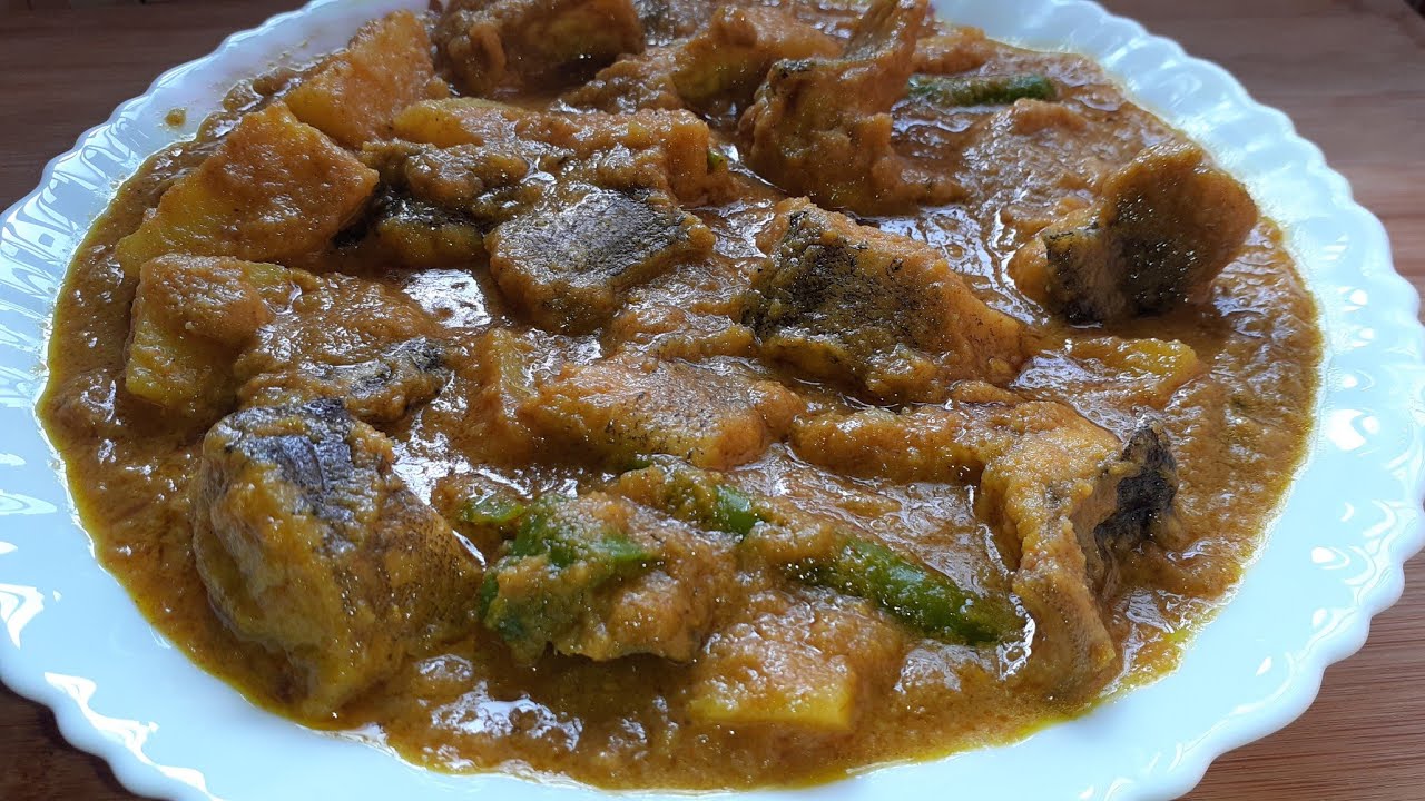 সুস্বাদু বাংলাদেশী নারিকেল বাটা দিয়ে বাইন মাছ রান্না।Bain mach ranna ...
