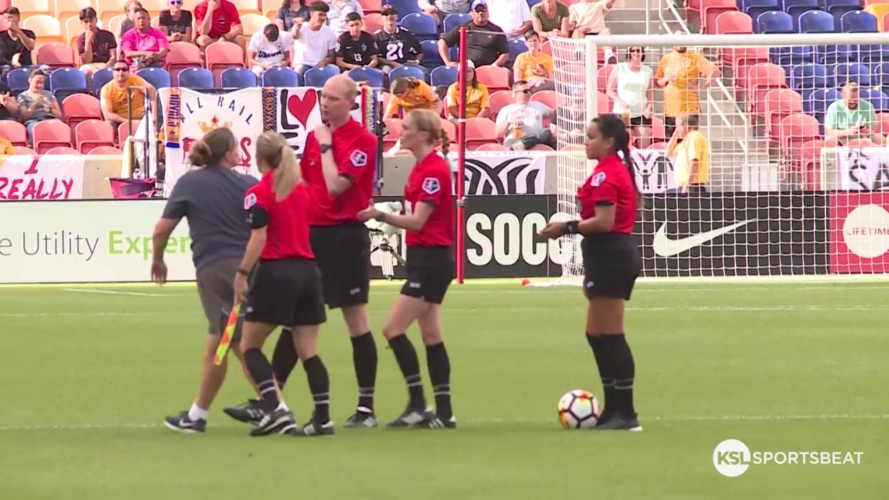 Utah Royals coach Laura Harvey to refs: 'What are we doing?' - YouTube