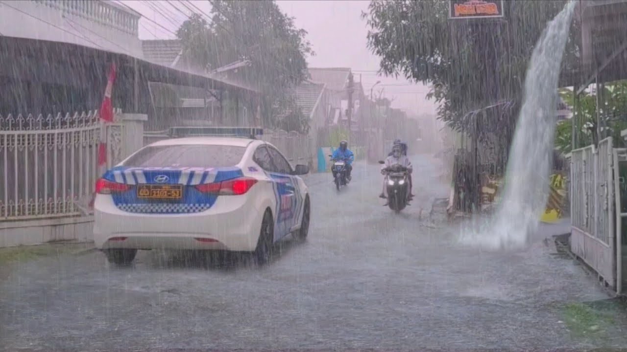 THE LARGEST RAINSTORM IN INDONESIA! HEAVY RAIN AND STRONG WINDS STRIKE ...