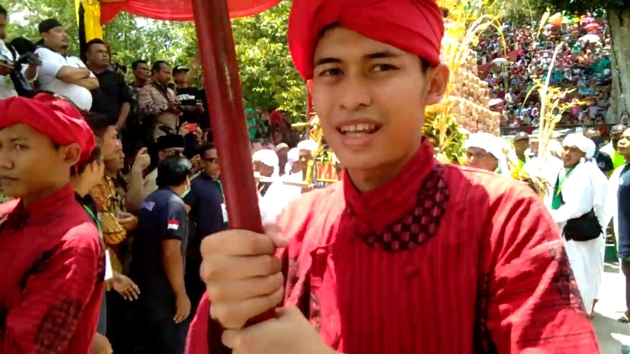 Heboooh..!! Tradisi Sebar Apem Yaqowiyyu Jatinom Klaten 2018 - YouTube