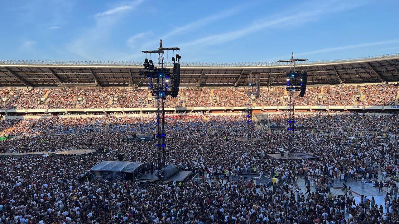 Griff Mesmerizing Tribute: Opening Act for Coldplay in Portugal with 'I ...