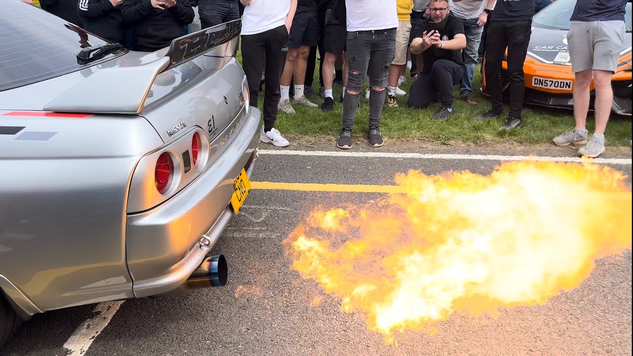 R32 gtr (nismo) revs and flames - YouTube