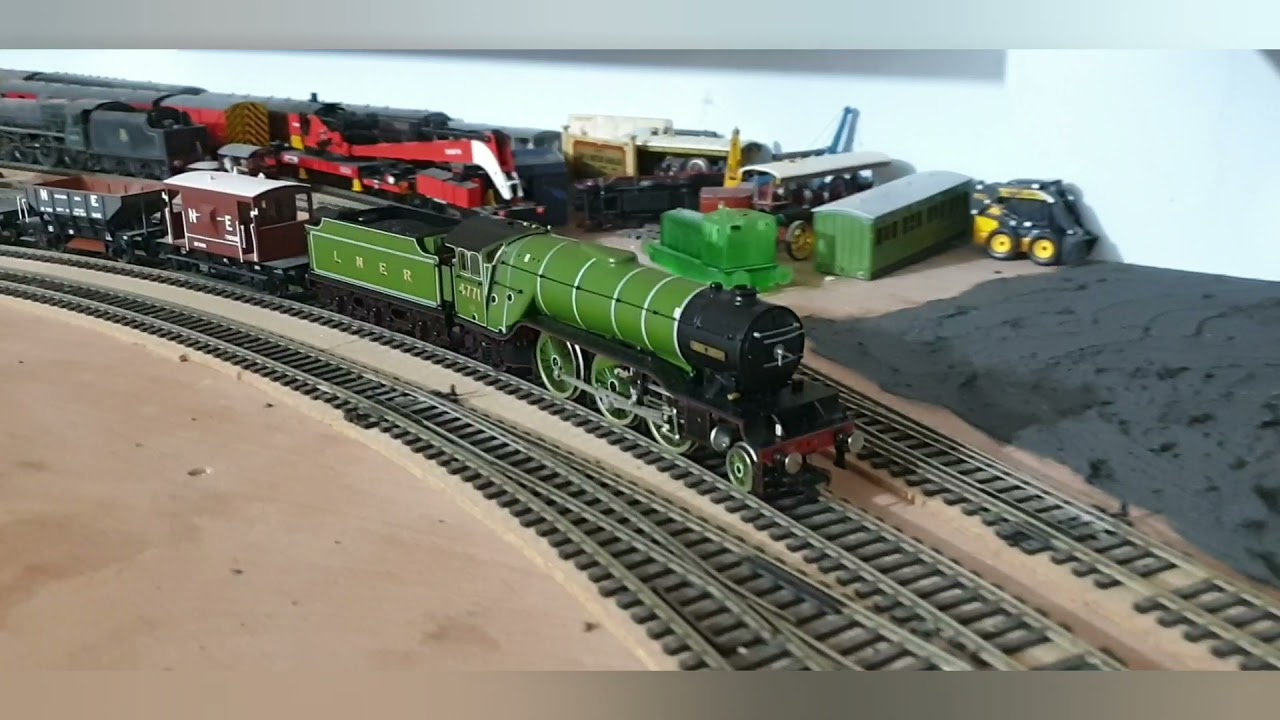 Bachmann / Locomotion Models V2 4771 Green Arrow running in - YouTube
