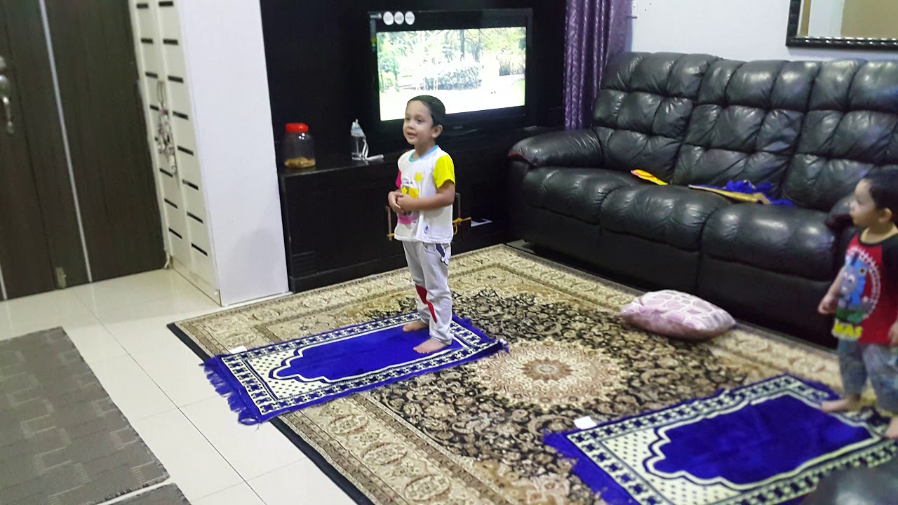 Masya Allah Solat cemana tu Ahsan kiblat terbalik. Azzuhri ikut je abg ...