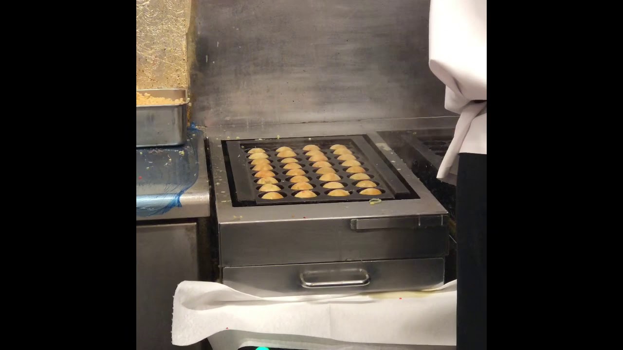 Japan Food (Ueno) - Takoyaki with auto spinning cooking machine - YouTube