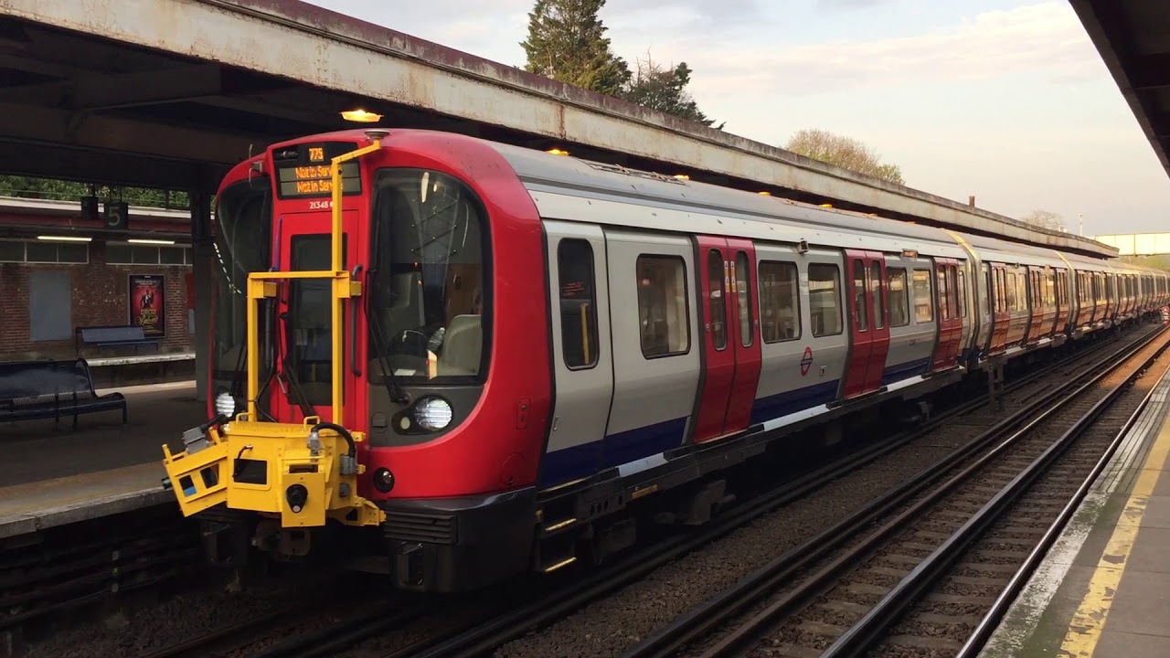 London Underground S7 Stock at Upminster, 4LM Survey Equipment on the ...