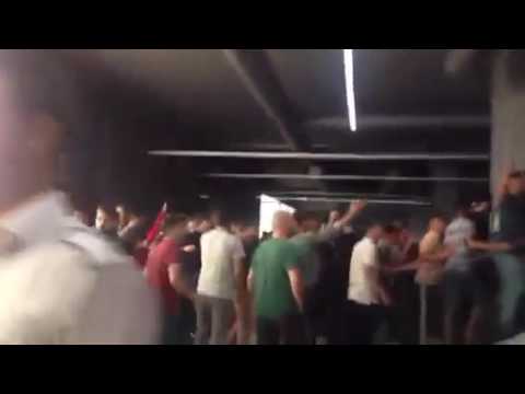 Darbecilerin yayını kestiği CNN Türk'e polis ve sivillerden destek (Periscope yayını)