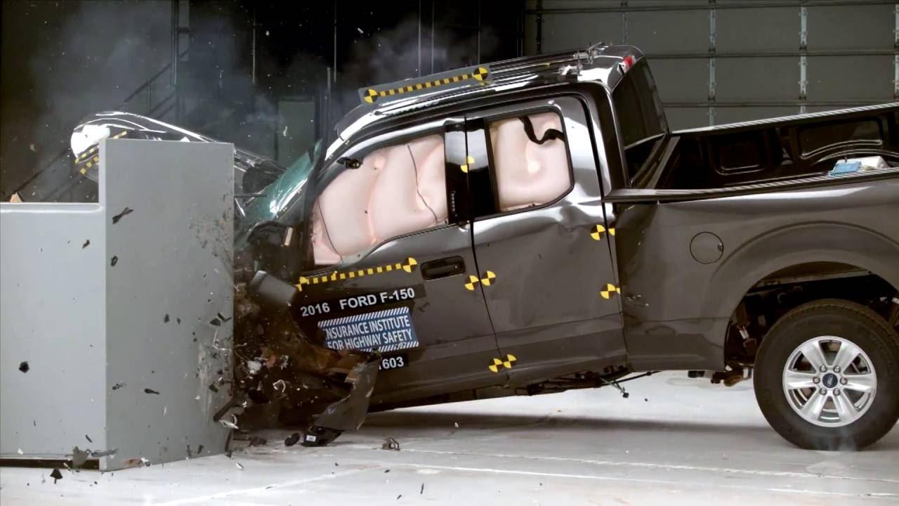 IIHS - 2016 Ford F-150 extended cab - small overlap crash test / GOOD ...