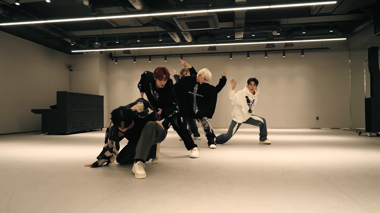 [HD mirrored] WayV (威神V) 'Phantom' dance practice video - YouTube