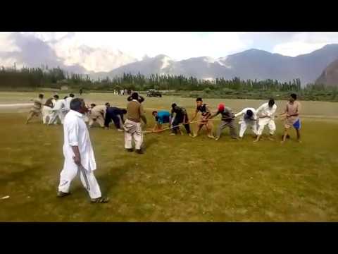 //Nojawanan e Bapir pi Gound//Baltistani traditional game " Tug of War ...