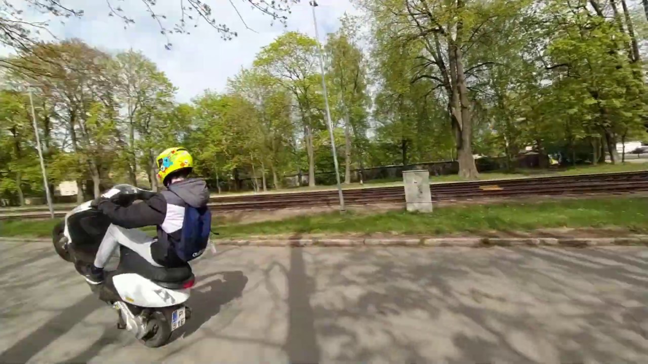 Piaggio zip2 stock wheelie - YouTube