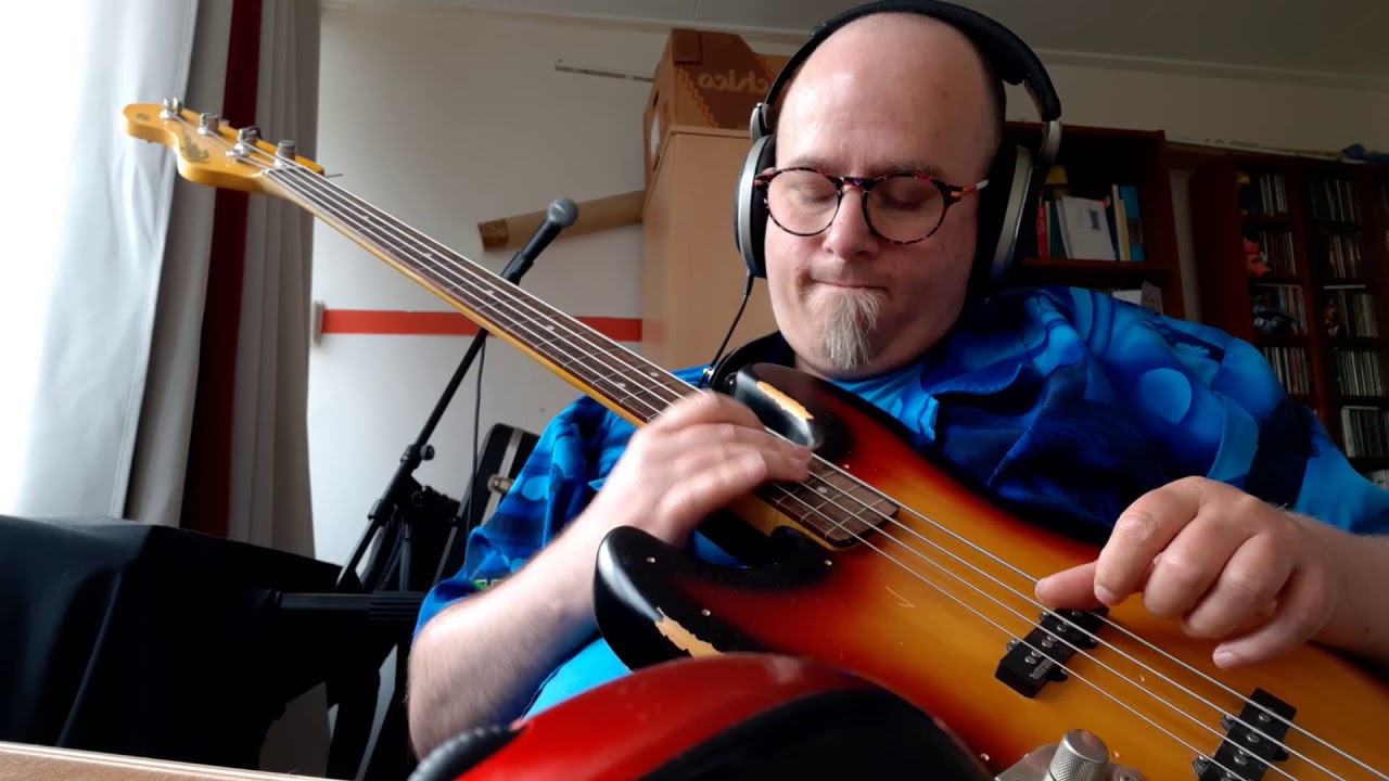 Blue Bossa on fretless bass with solo - YouTube