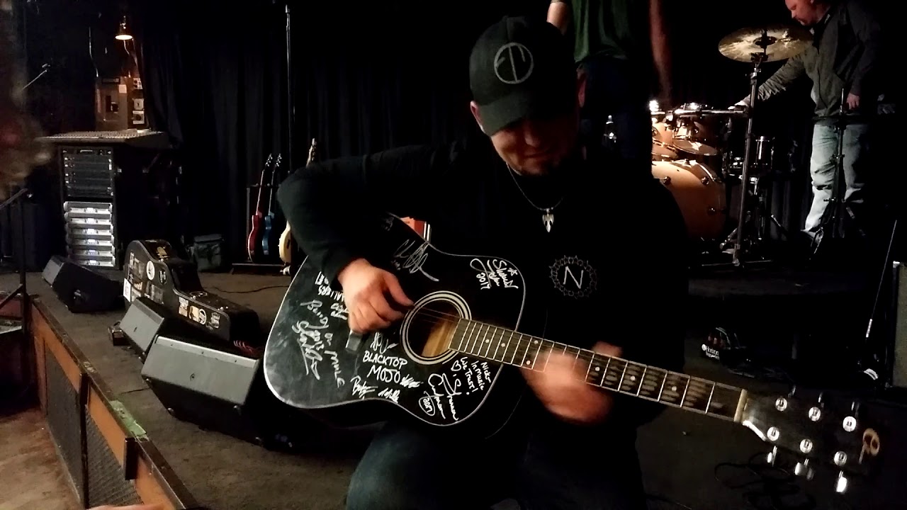 Blacktop Mojo, (Ryan Keifer), Tunes/Plays Nick's guitar - YouTube