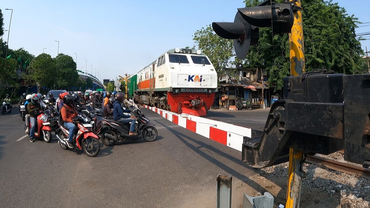 Perlintasan KA Bendul Merisi Palang Pintu Tambahan Baru - YouTube