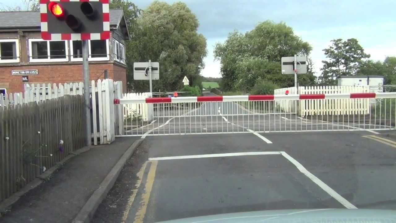 Moreton on Lugg Level Crossing - YouTube