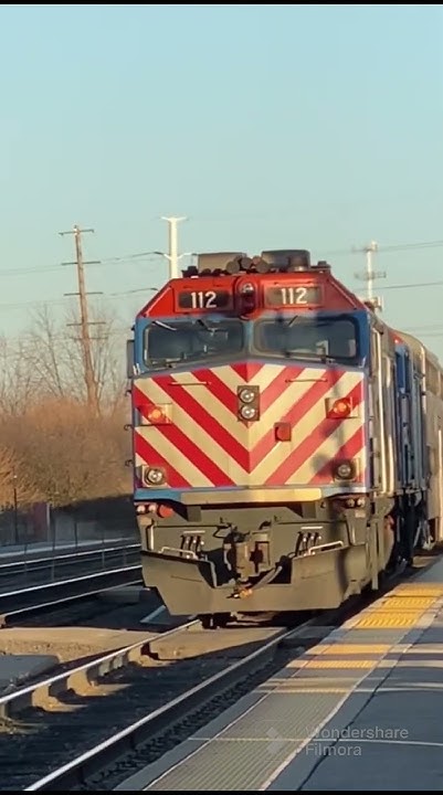 METRA TRAIN 112 LEAVING A TRAIN STATION!! - YouTube