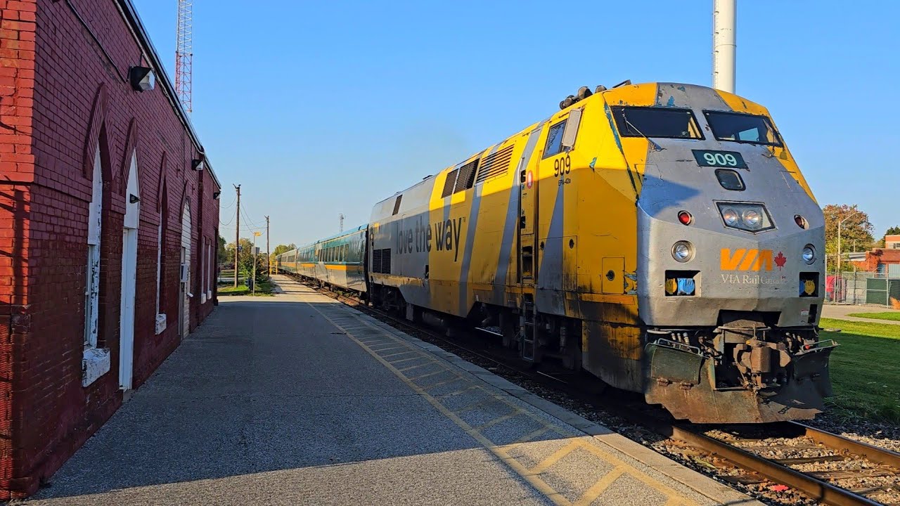 VIA RAIL Train 72 arrives and departs Chatham - 10/11/2024 - YouTube