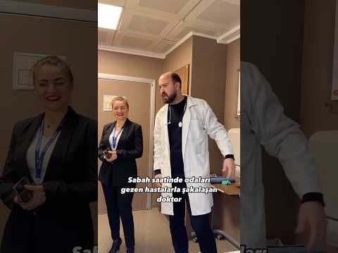 Sabah saatlerinde odaları gezen hastalarla şakalaşan doktor - Oğuzhan Alpdoğan