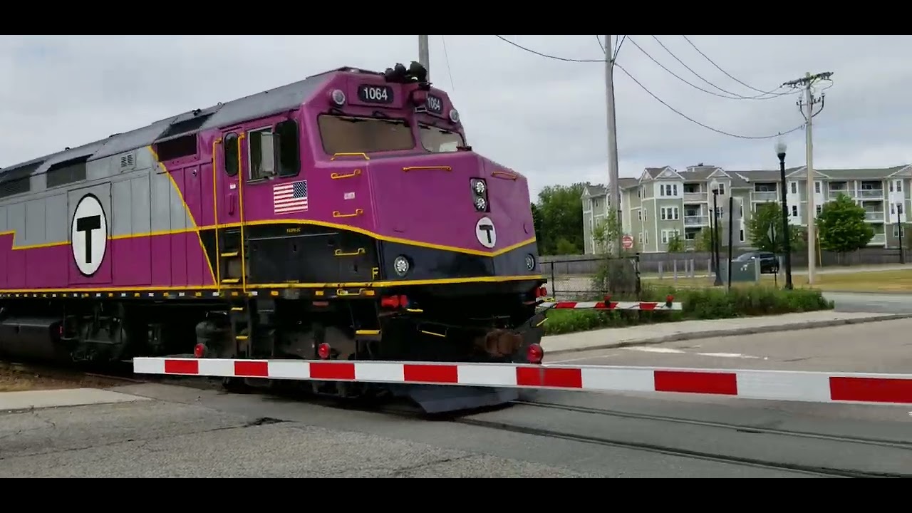 MBTA MPI F40PH-3C #1064 @ Trotter Road Crossing - YouTube