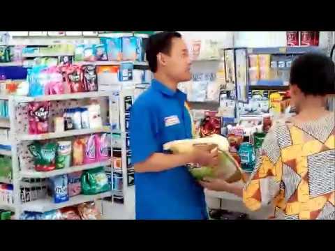 BEGINILAH KARIAWAN  INDOMARET YANG MELAYANI  PEMBELI