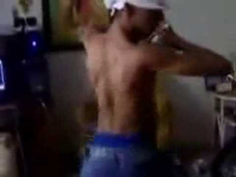 un baiat danseaza super