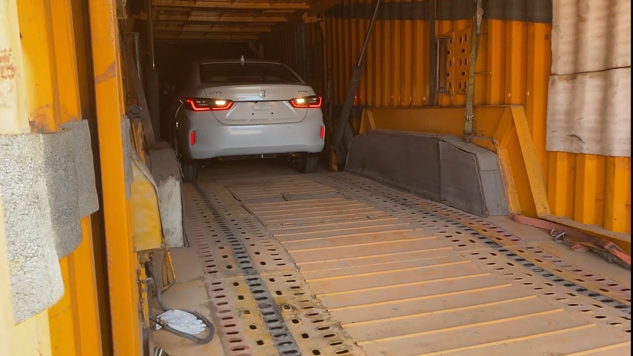 unloading car from truck/कैसे उतरती है कार ट्रक से - YouTube