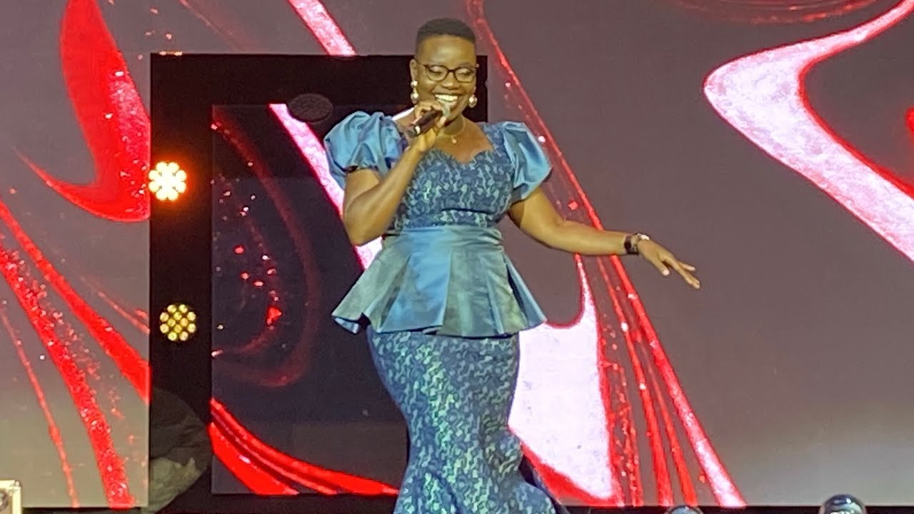 Rebbecca Jingo akoze efujjo Ku stage nga ayimba Ku concert ya Hajjat ...