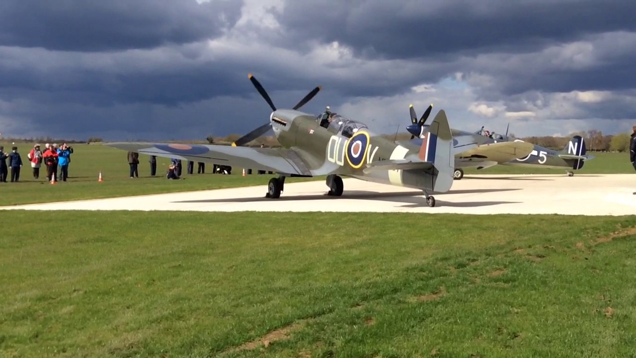 Spitfire/Seafire ground run at Sywell - YouTube