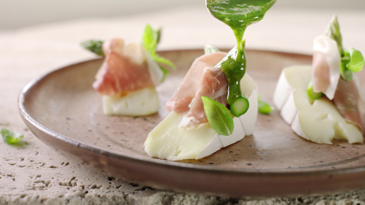 Castello Creamy White, Ilmakuivattu kinkku, parsa ja pesto ...