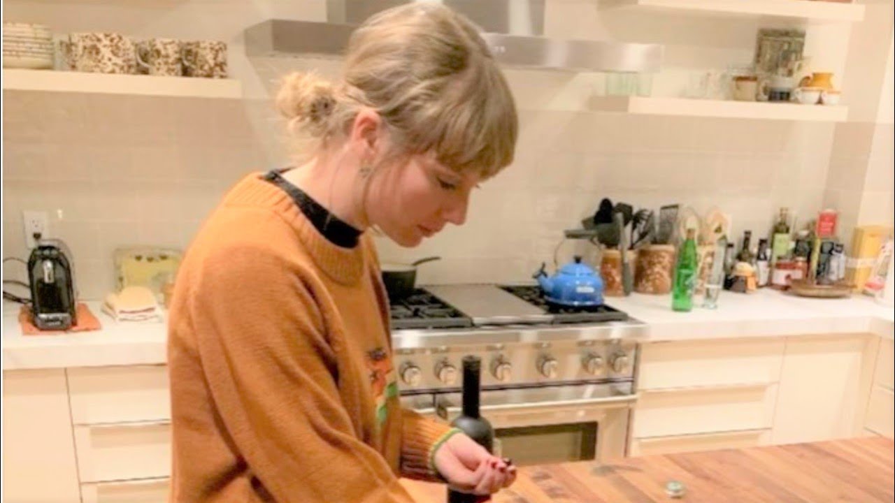 Taylor Swift Caught Cook Food For Travis Kelce In Her House in London ...
