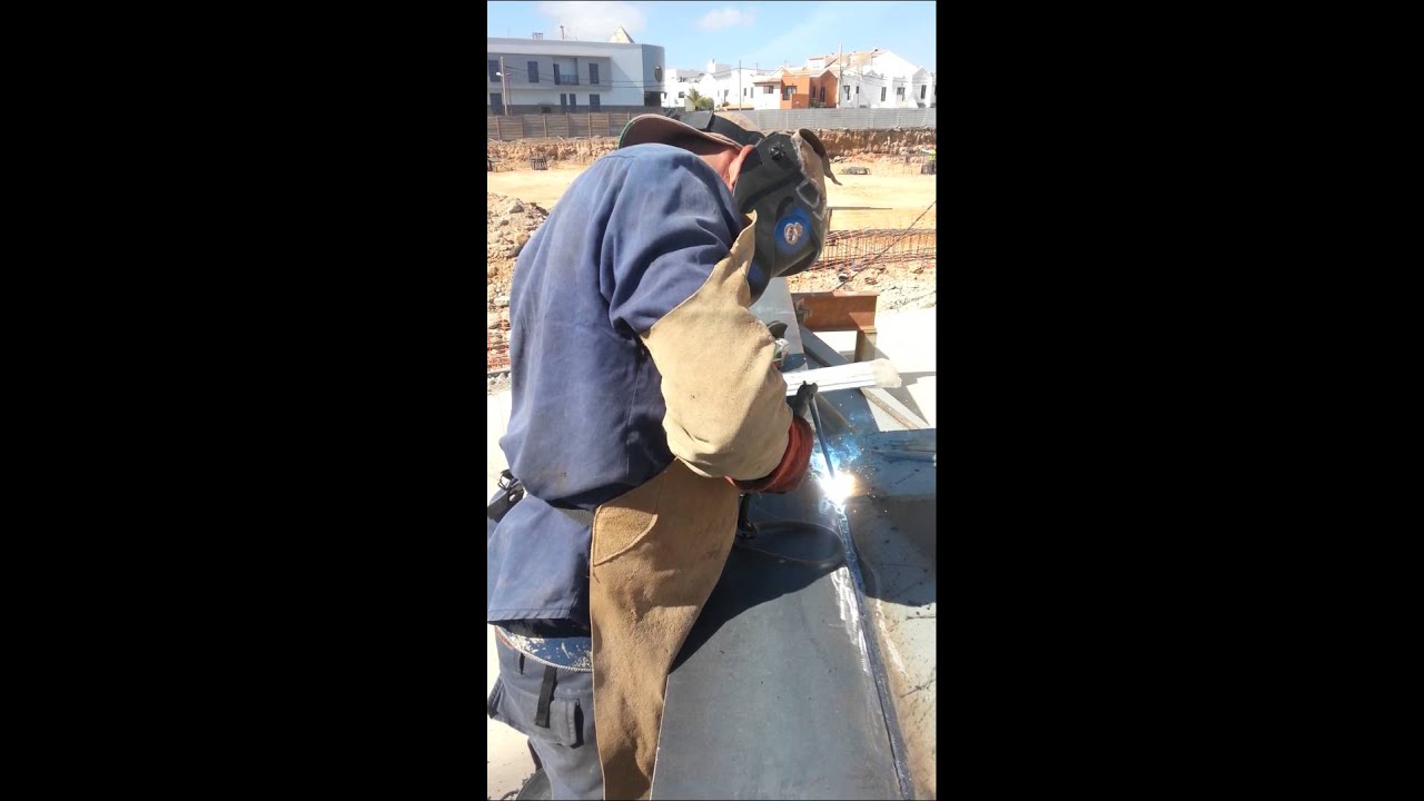 soldador profesional soldando vigas con electrodos de gran rendimiento ...