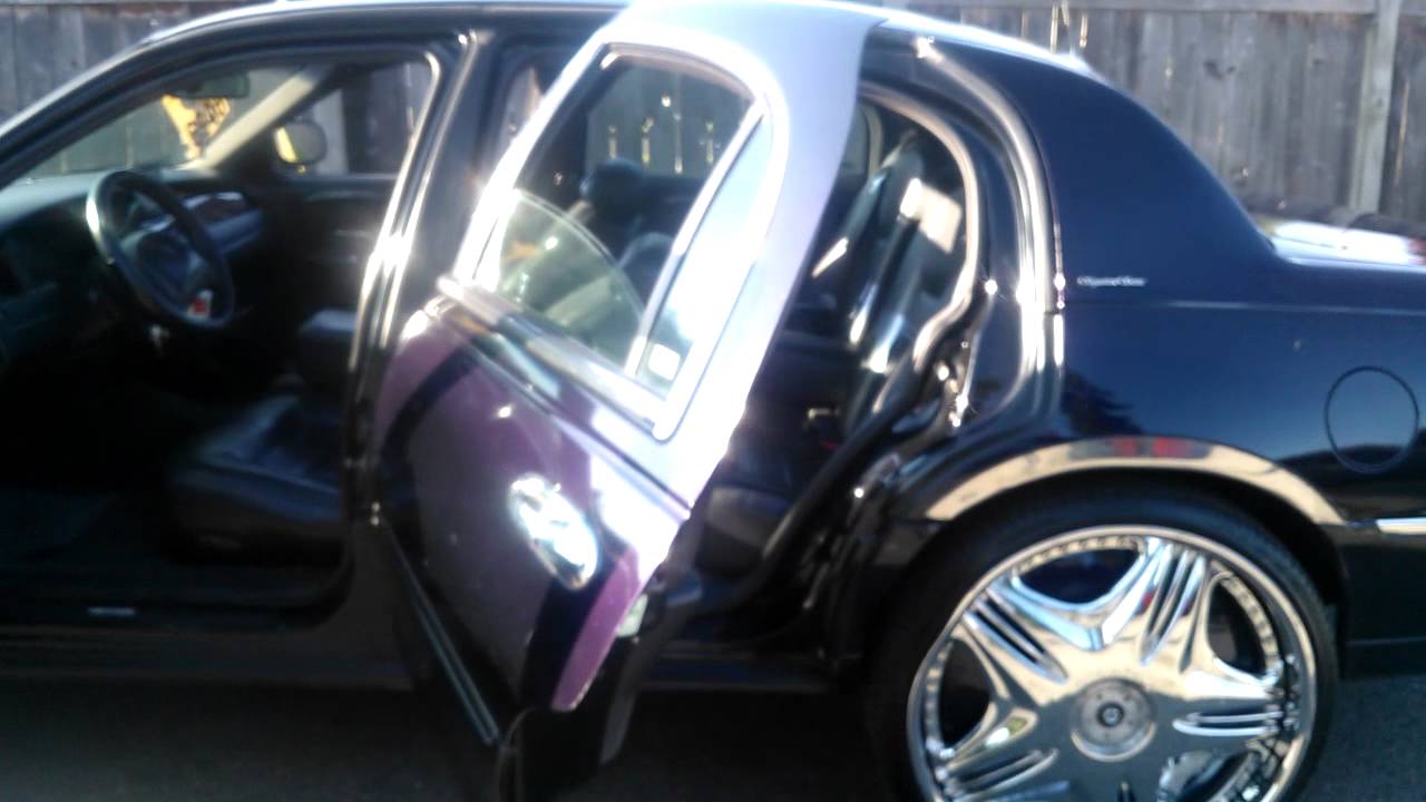 Que's 98 Towncar on 26 inch floaters - YouTube