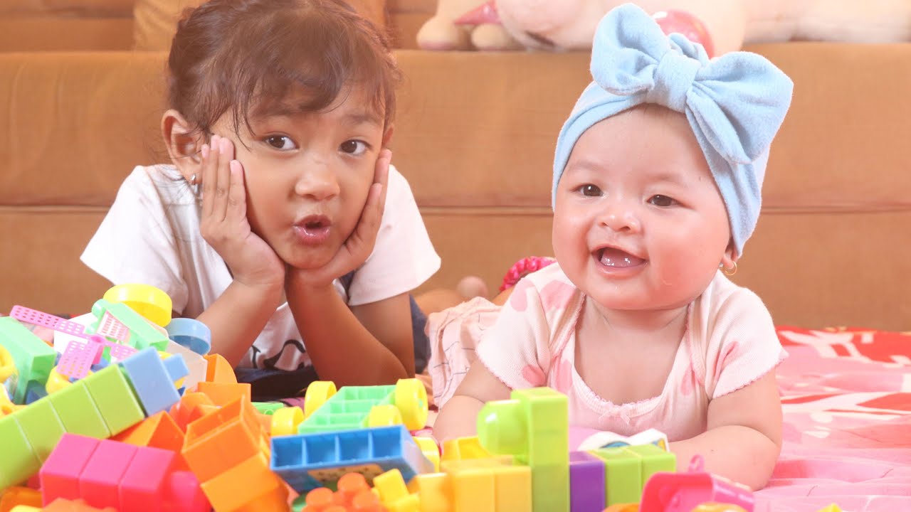 Play toy with sister cute / sister happy with Pretend Play - YouTube