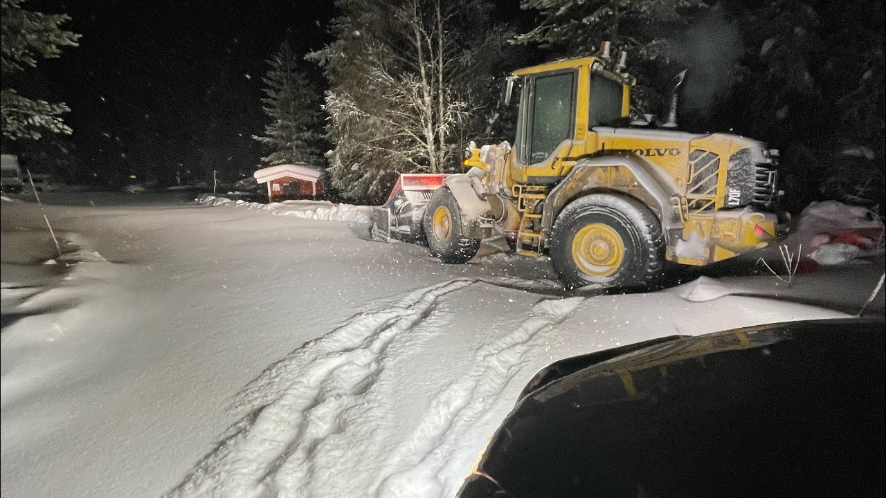 In-Cab Snow Clearing With The Volvo L70F - YouTube