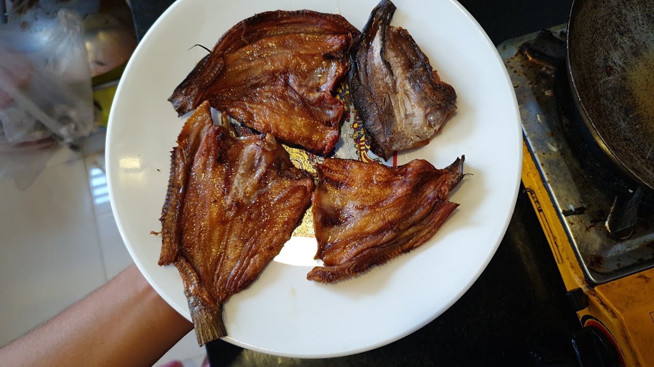 fried dry fish | ចៀនត្រីញ៉ាំបបរ - YouTube