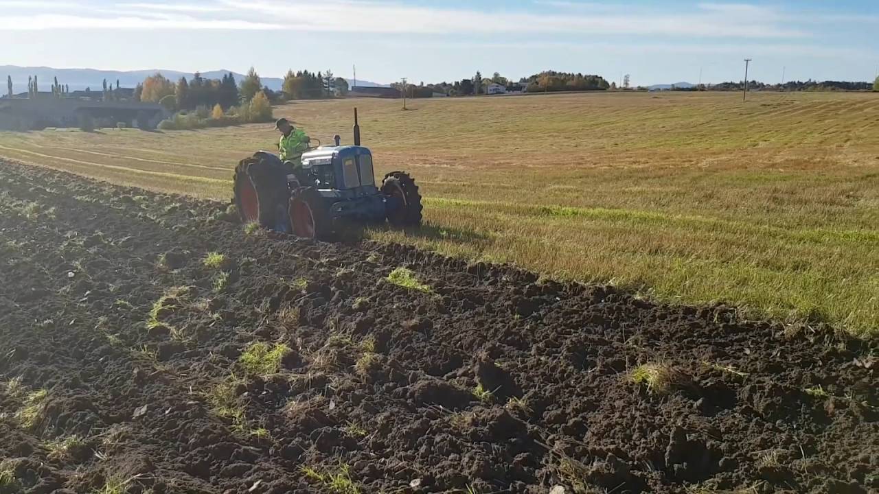 Fordson Major 4wd med Øvrum 3skjærs-plog - YouTube
