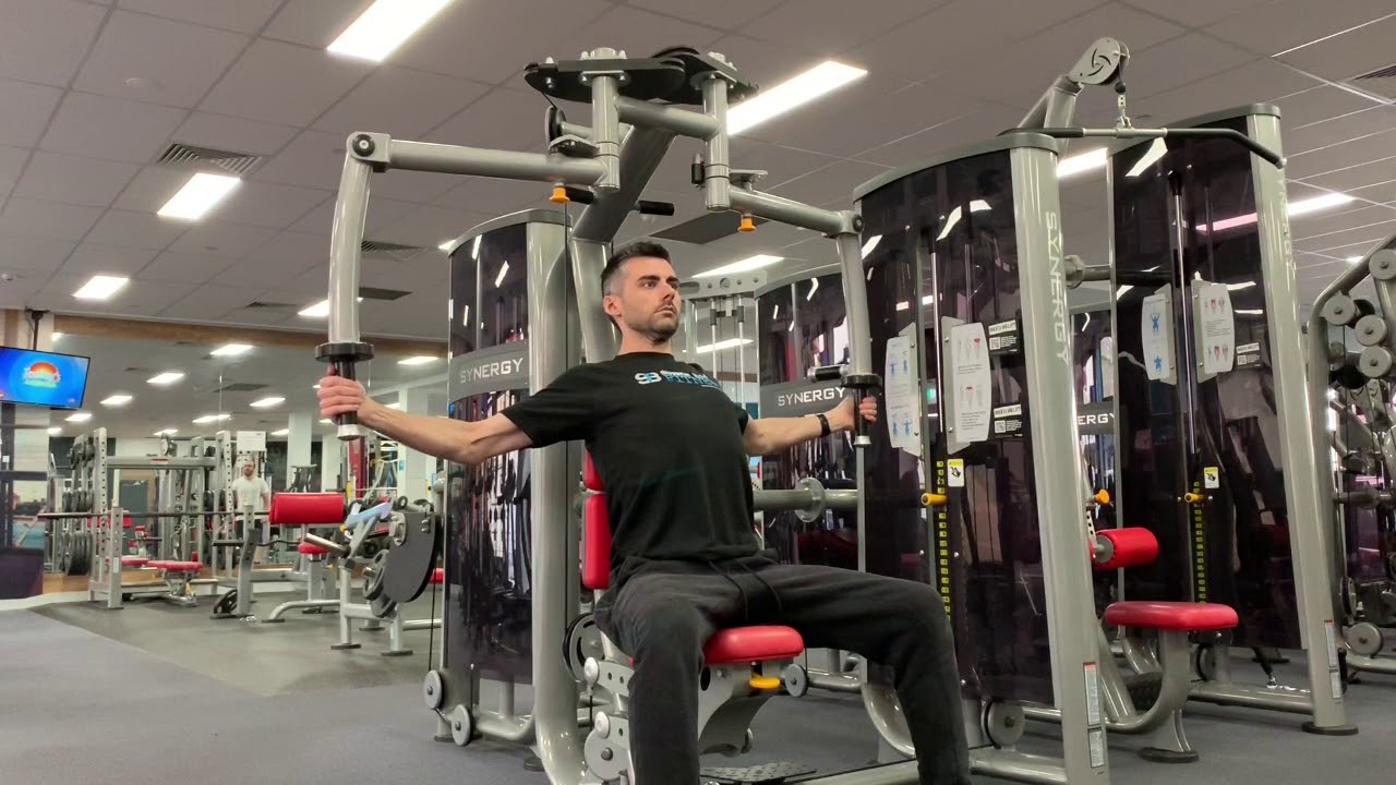 Machine chest fly - YouTube