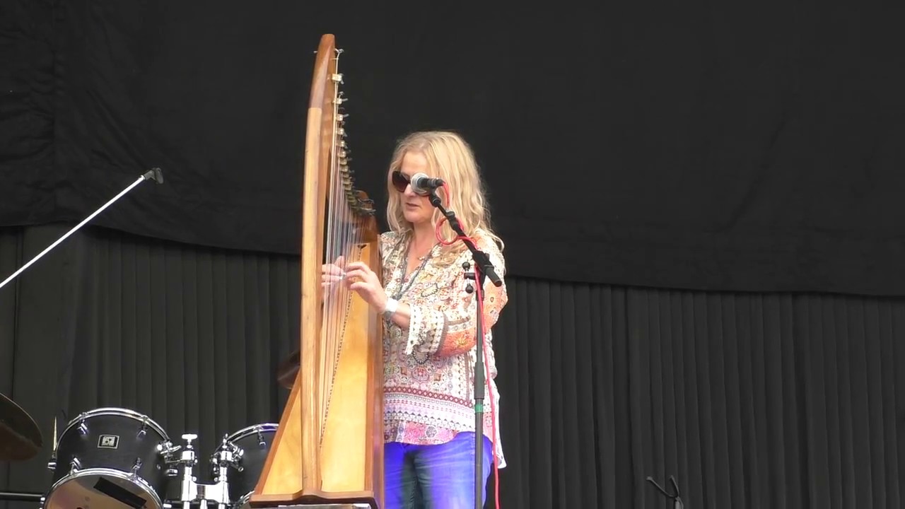 Sarah Dean - Acoustic cover of Wishbone Ash 'Leaf and Stream' - YouTube