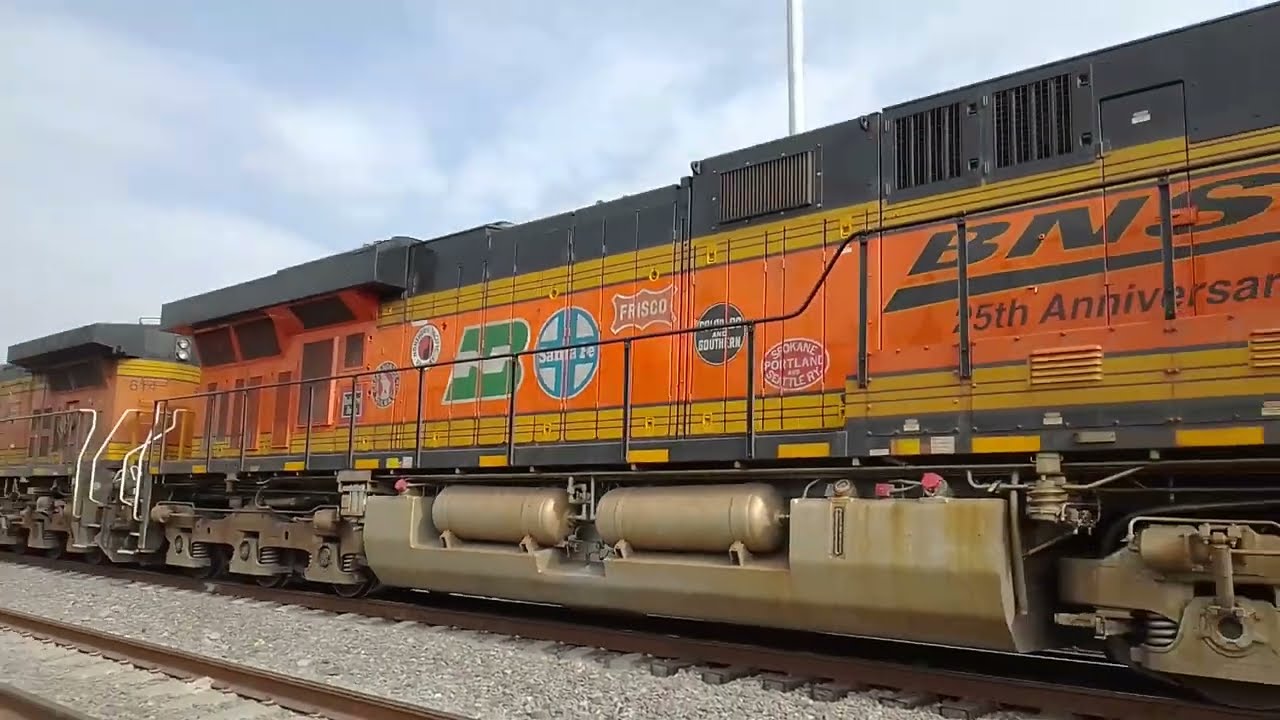 BNSF 5869 25th Aniversario Con 4 Calabazas En Un Tren de Ferromex Leon ...