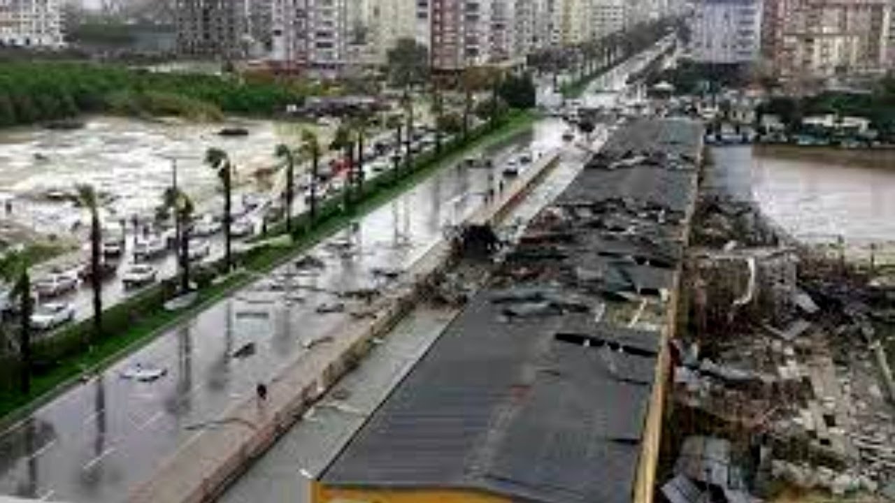 Waves 6 meters high and wind 120 km/h! Strong storm hit the resort of ...