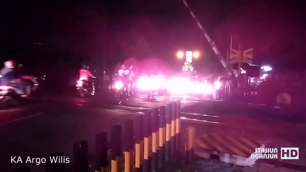 Kereta Api Malam KA Argo Wilis KA Bima - YouTube