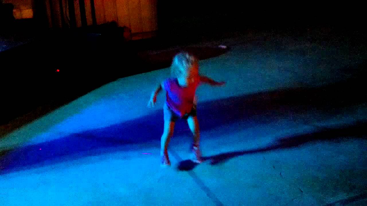 Lilly dancing at the fair - YouTube