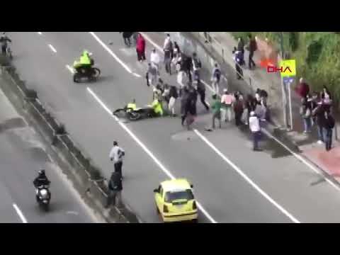 Motosikletli polisler kaykaycıları ezince halktan dayak yedi