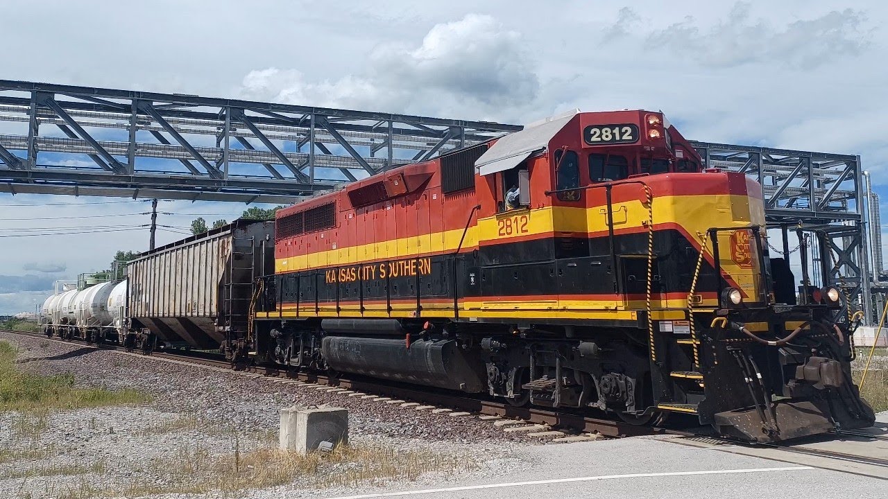 KCS 2812 leads LES101 through Granite City, IL - YouTube