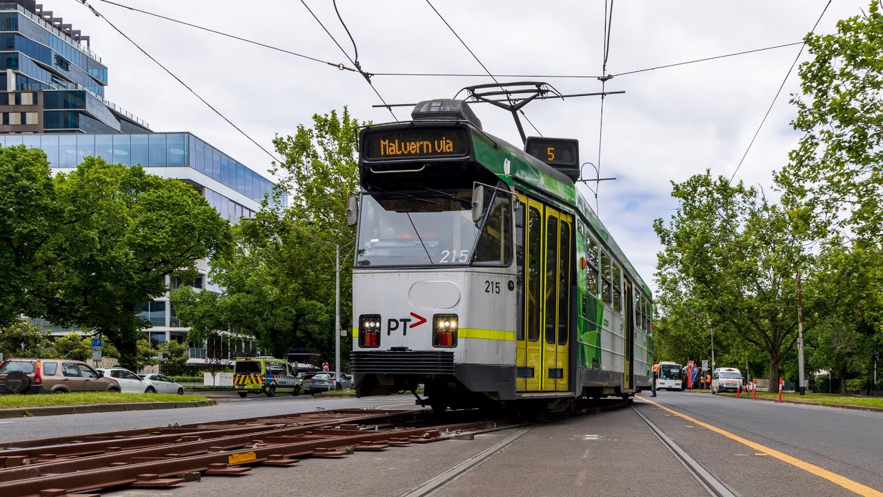 TRAMS TRAVERSING THE PORTABLE SHUNT - Yarra Trams Melbourne - YouTube