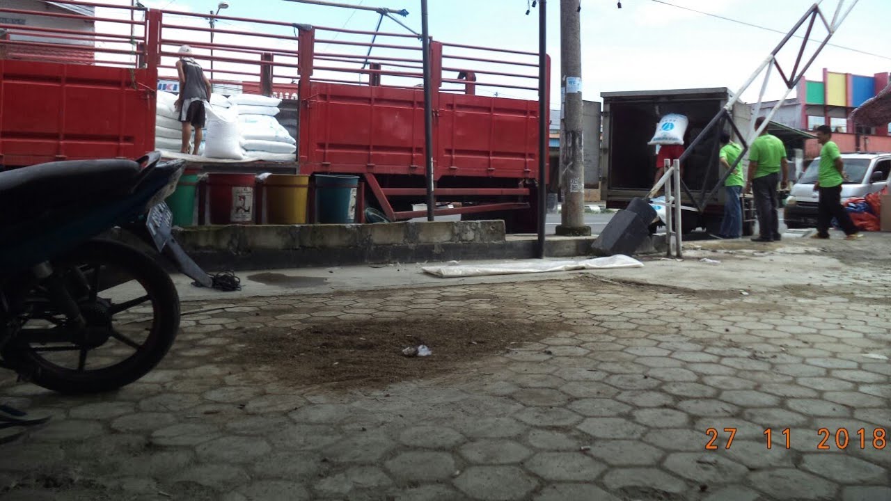 Ngepok Muatan Truk Tronton ke Truck Box Engkel di Purbalingga - YouTube