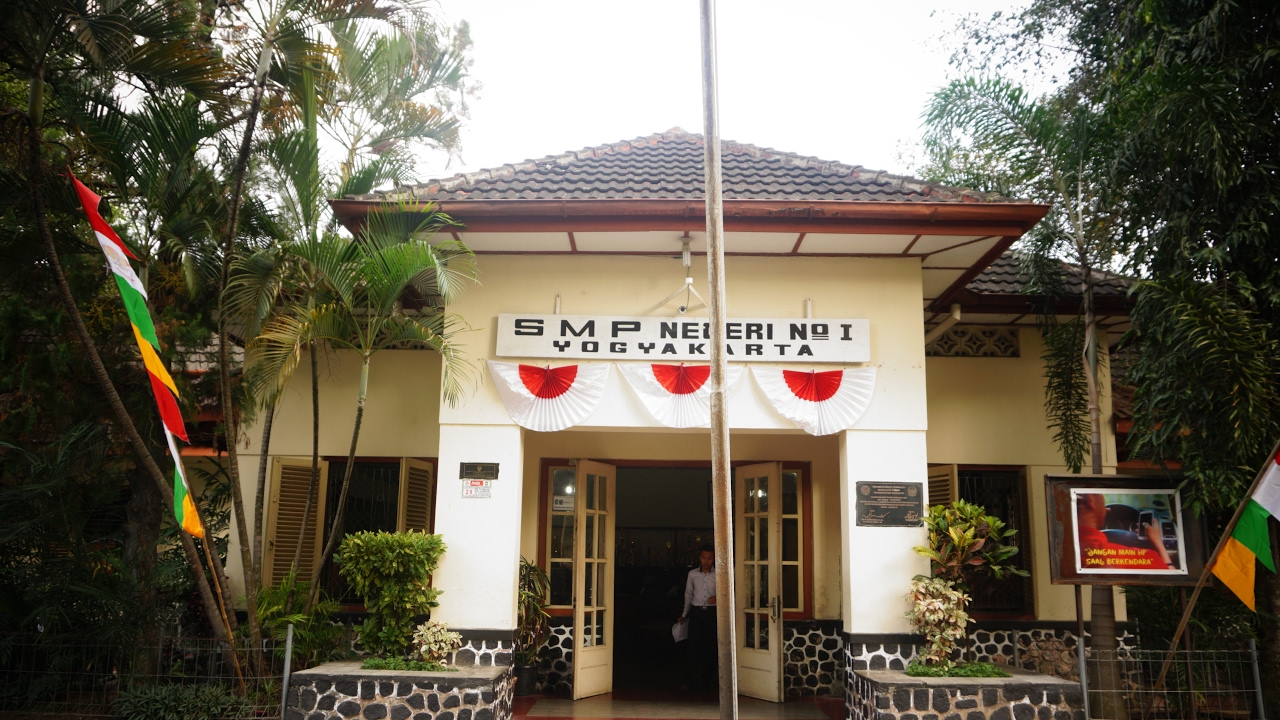 SMP NEGERI 1 YOGYAKARTA Live Stream - YouTube