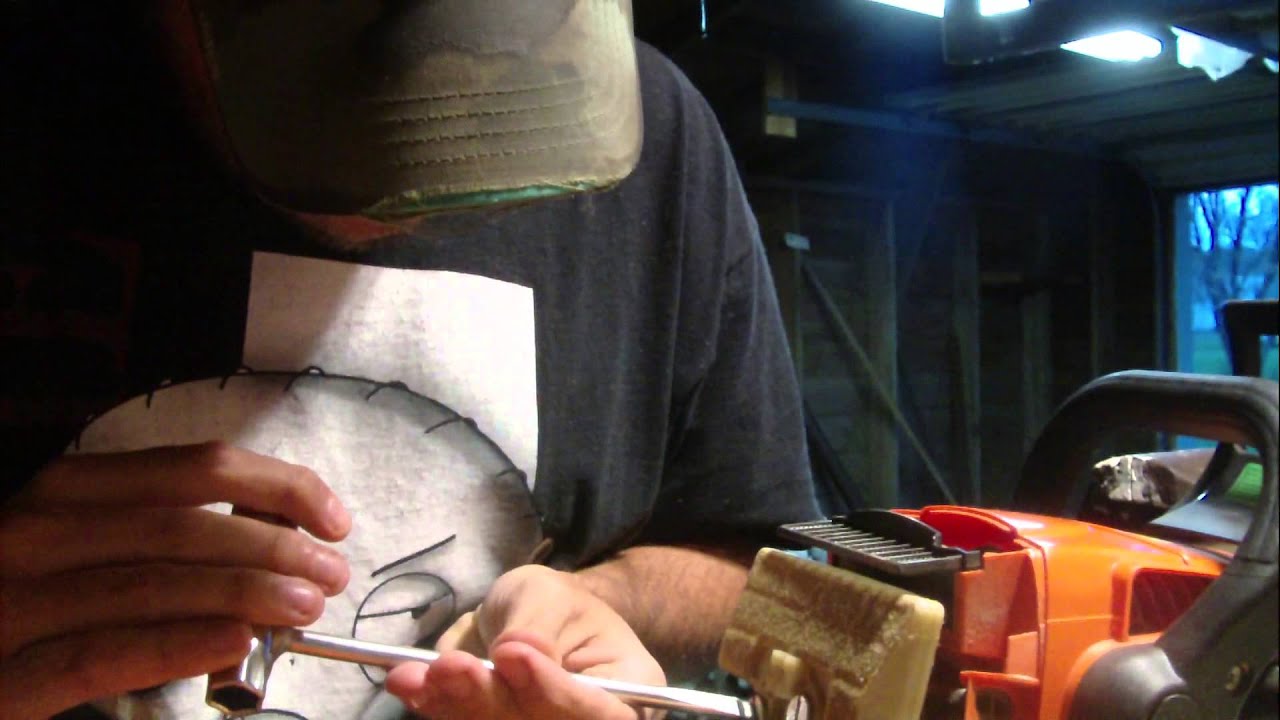 COLD STARTING THE 2012 STIHL MS 290 FARM BOSS CHAIN SAW. - YouTube