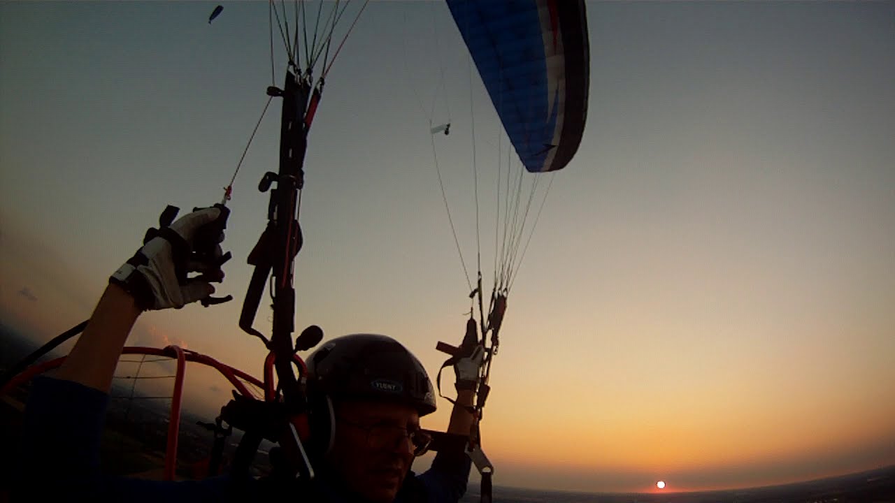 Paramotor "Fresh Breeze Simonini" - Smooth flight around a balloon ...