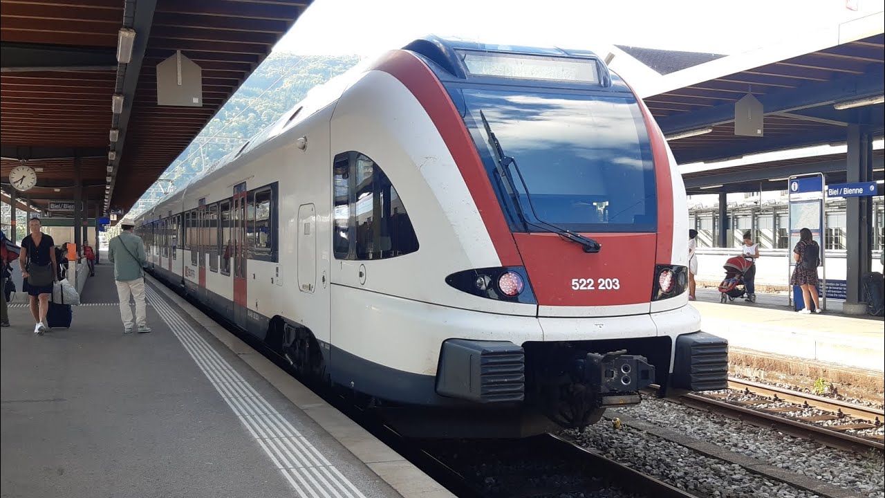 Arrivée d'une RABe 522 CFF en gare de Bienne - YouTube